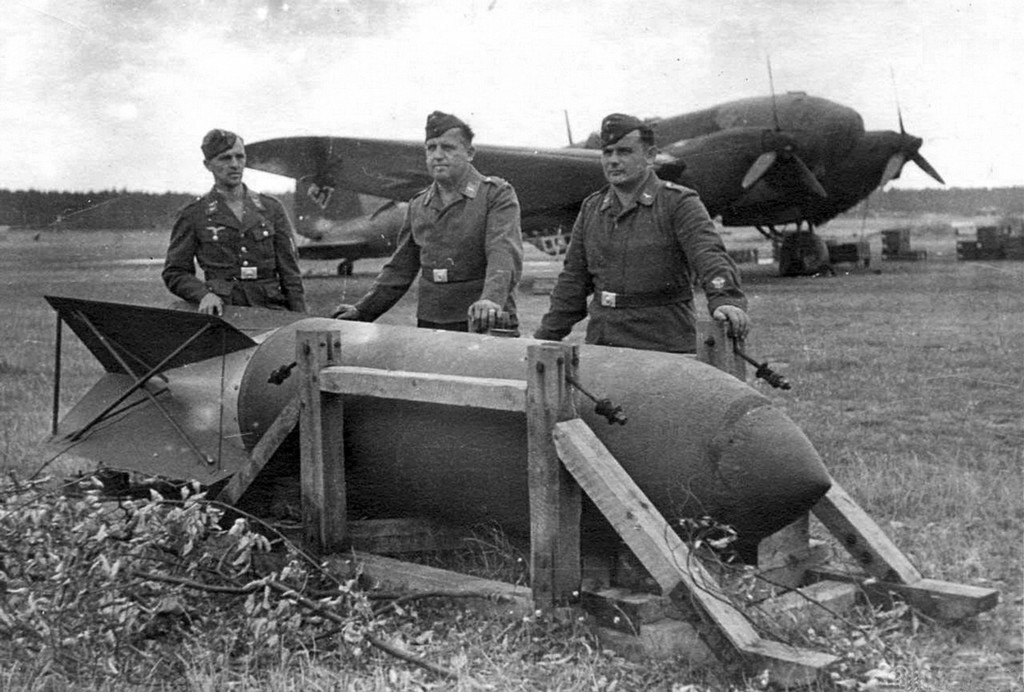 He-111 bomber and the bomb SC 1800 'Satan' - Szigethalmiak közössége